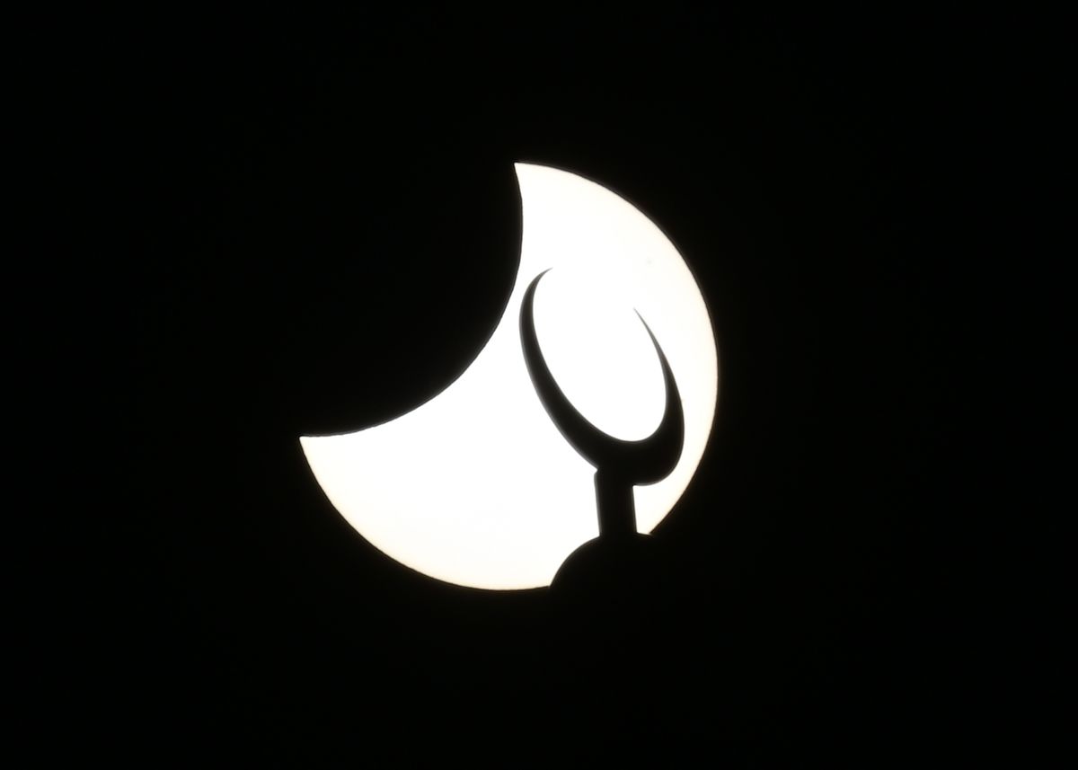 Stunning (and spooky) photos of the final solar eclipse of 2022 | Live ...