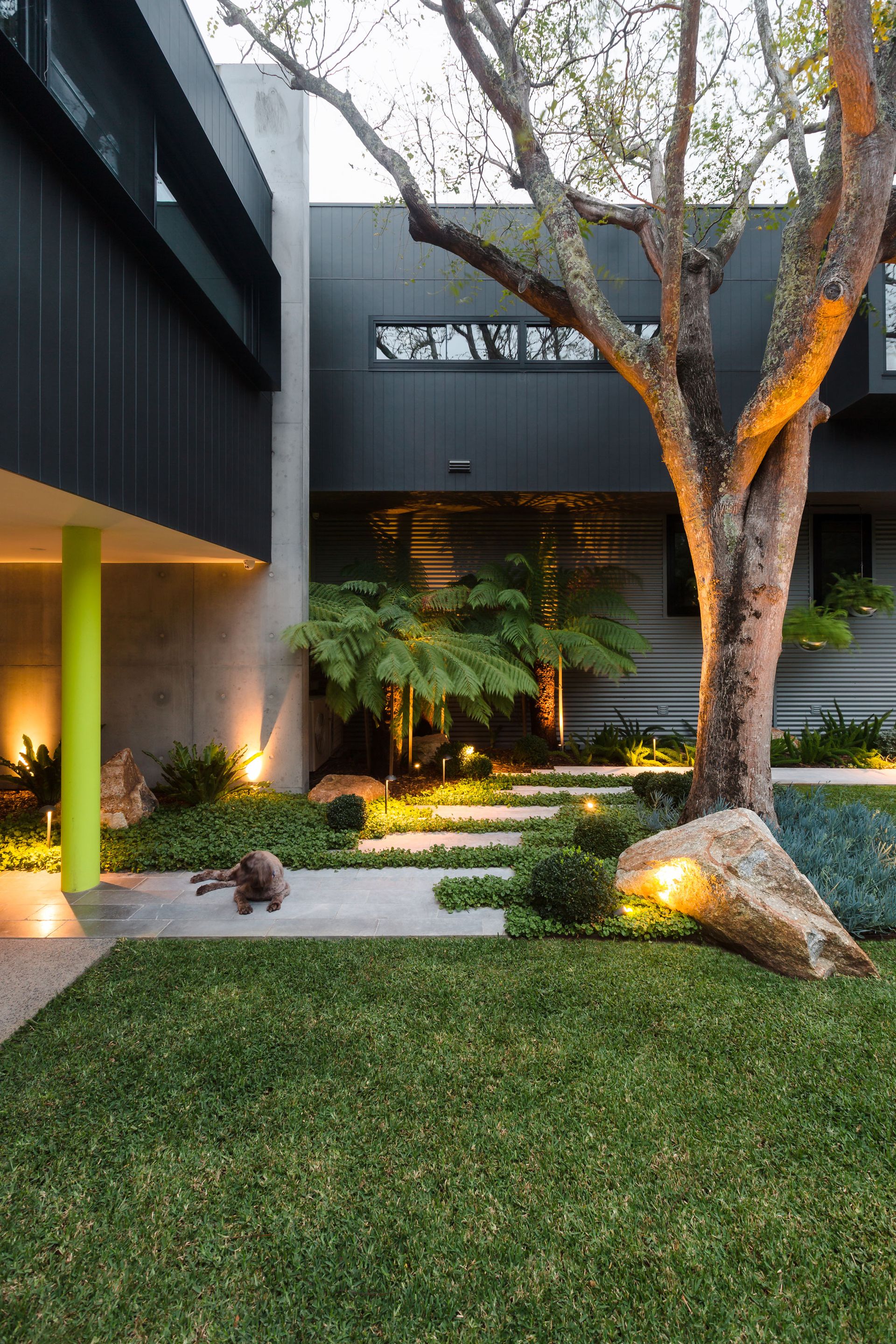 "Natural" Front Yards Are the Trend for Prettier Landscaping | Livingetc