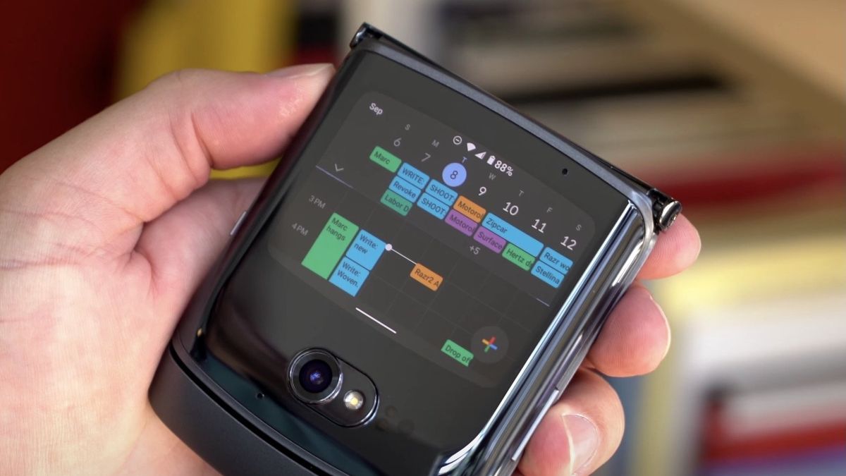 Samsung should 'feel threatened' by Motorola's excellent Razr strategy ...