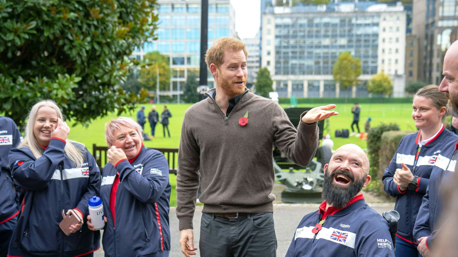 Prince Harry's Reaction to a Fan's Hand Getting Stuck to His Butt ...