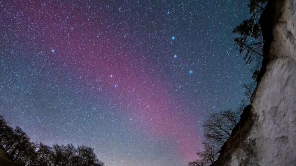 Rare blood-red arc of light shines in the Scandinavian sky. What is it ...