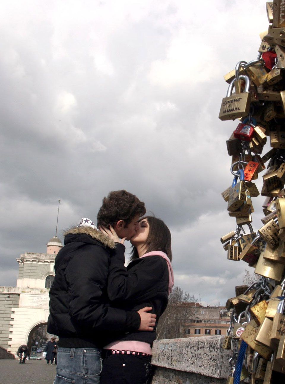 Love locks spring up across London in time for Valentine's Day | Marie ...