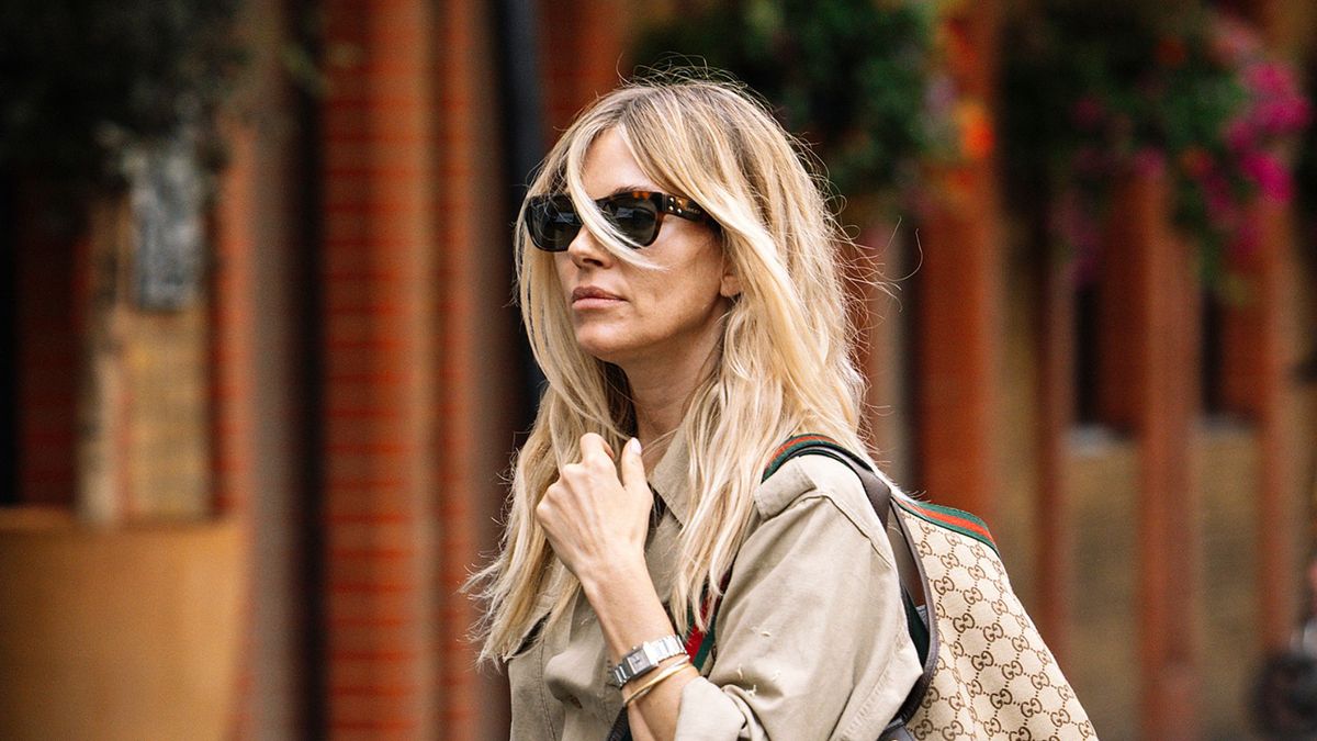 Sienna Miller's classic shirt and jeans outfit is perfect for autumn ...