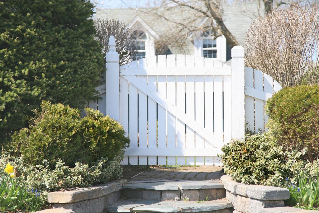 How to build a fence gate: top tips from the experts | Homes and Gardens