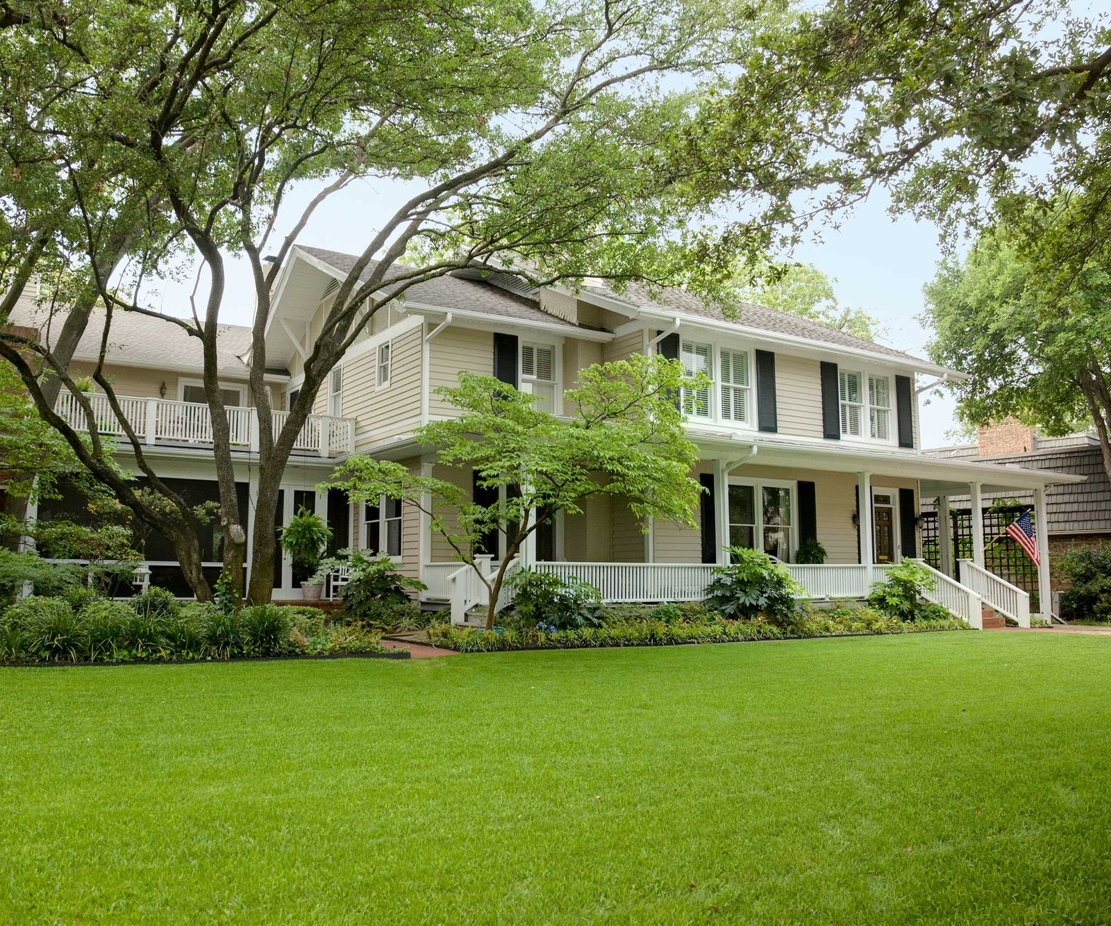 An expert guide to the benefits of using seaweed on lawns | Homes and ...