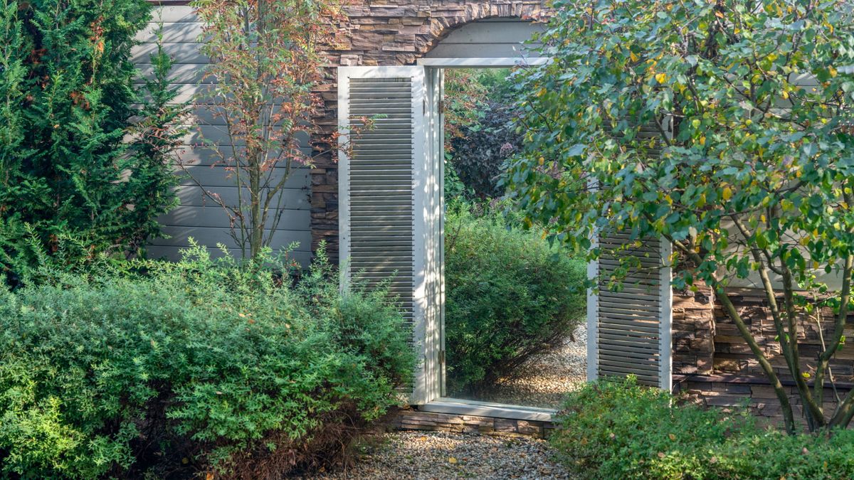 Outdoor mirror ideas: 5 expert ways to open up your yard | Homes and ...