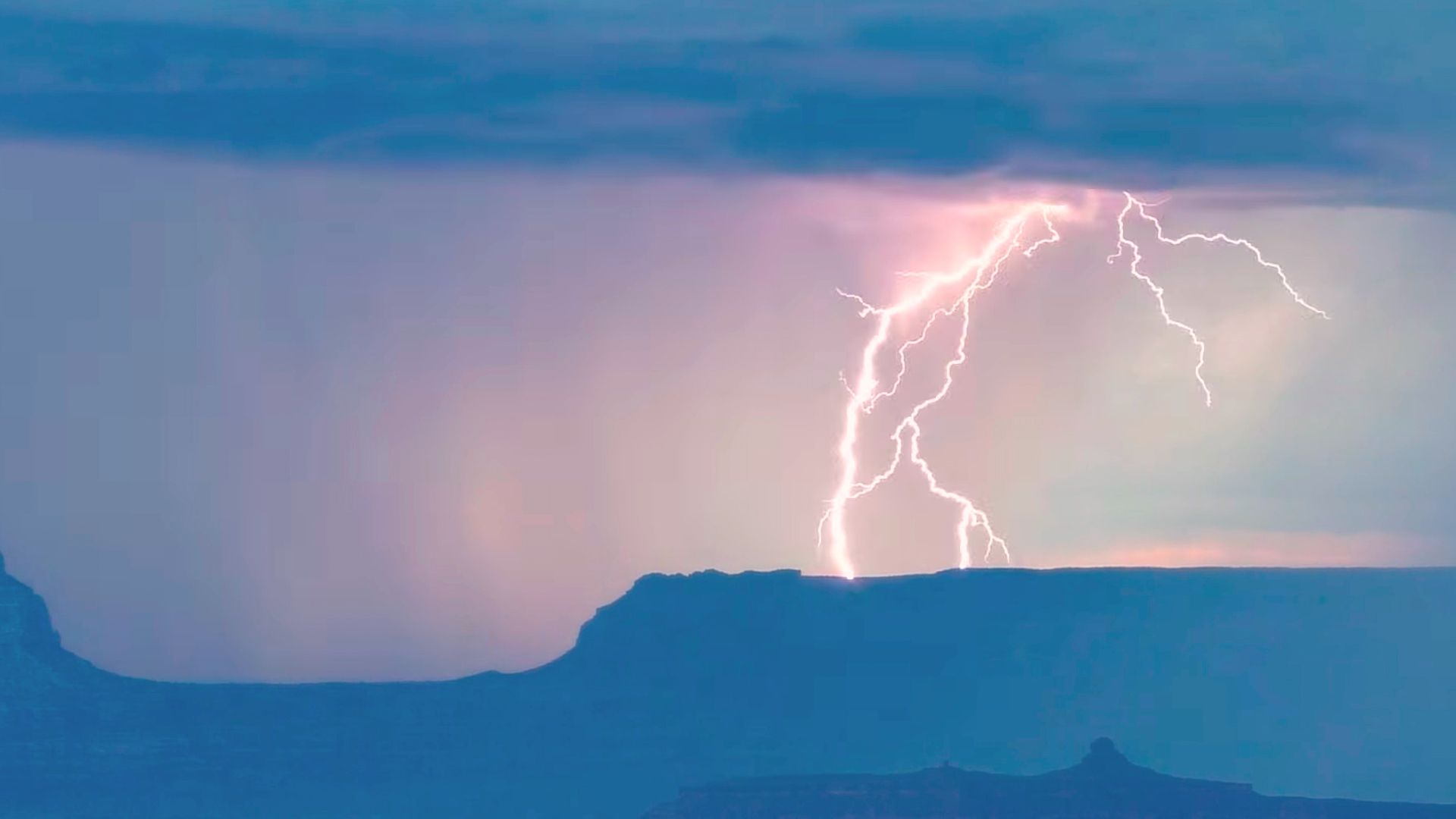 Watch an awesome thunderstorm light up the Grand Canyon under ...