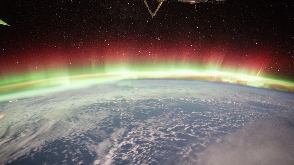 Powerful 'proton aurora' cut a 250-mile-wide hole in Earth's ozone layer | Live Science
