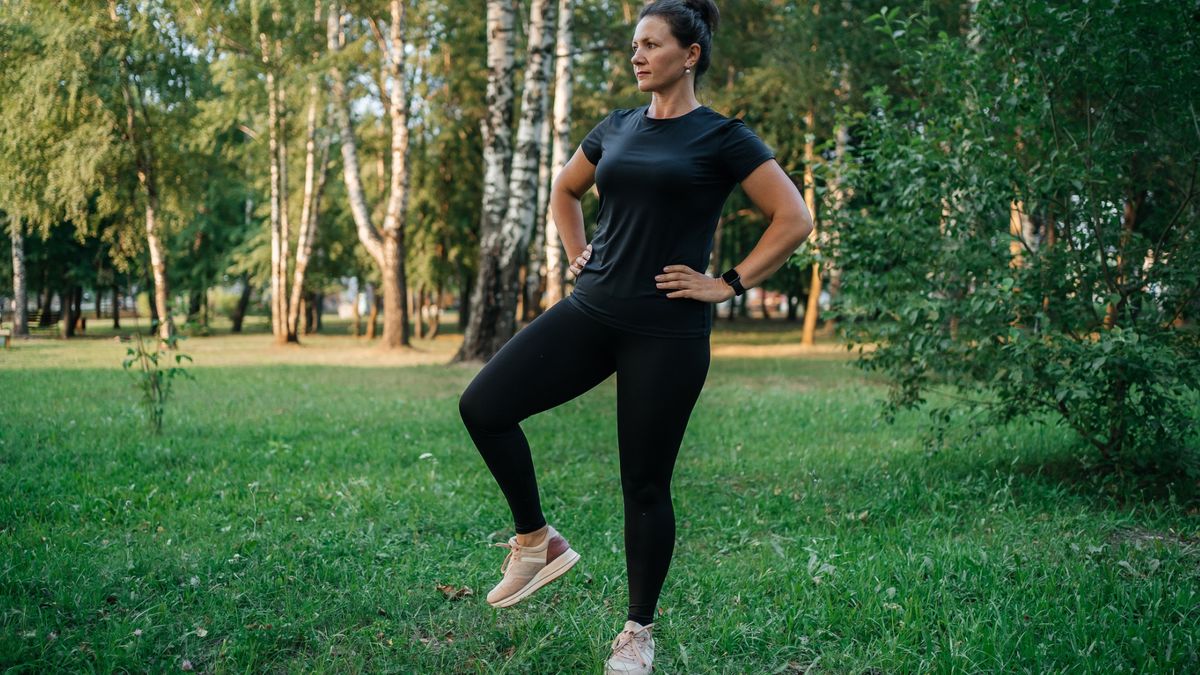 A personal trainer says this is the hip-mobility warm-up move you ...