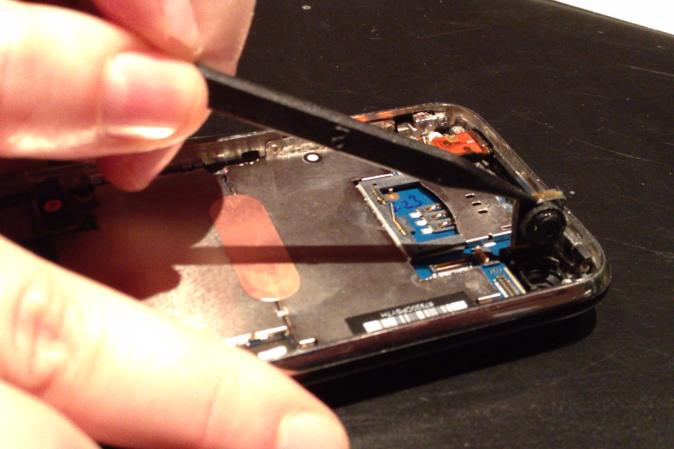 How to replace the rear camera in an iPhone 3G or iPhone 3GS | iMore