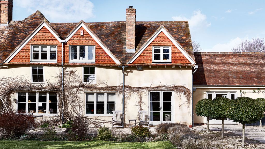 This 16th century British country house showcases farmhouse style ...