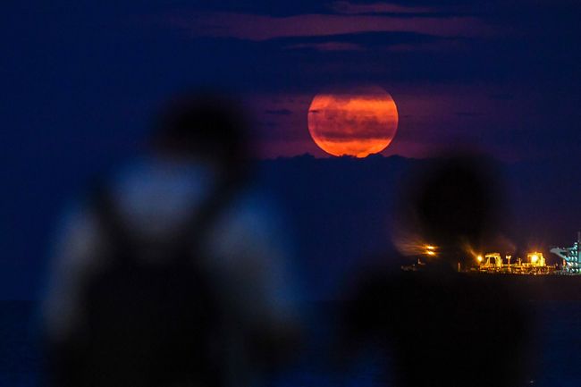 April full moon has us tickled pink in these gorgeous photos | Space