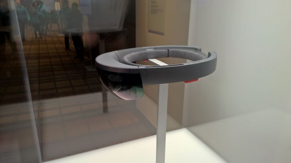 Don't have $3,000? You can use the Microsoft HoloLens emulator for ...