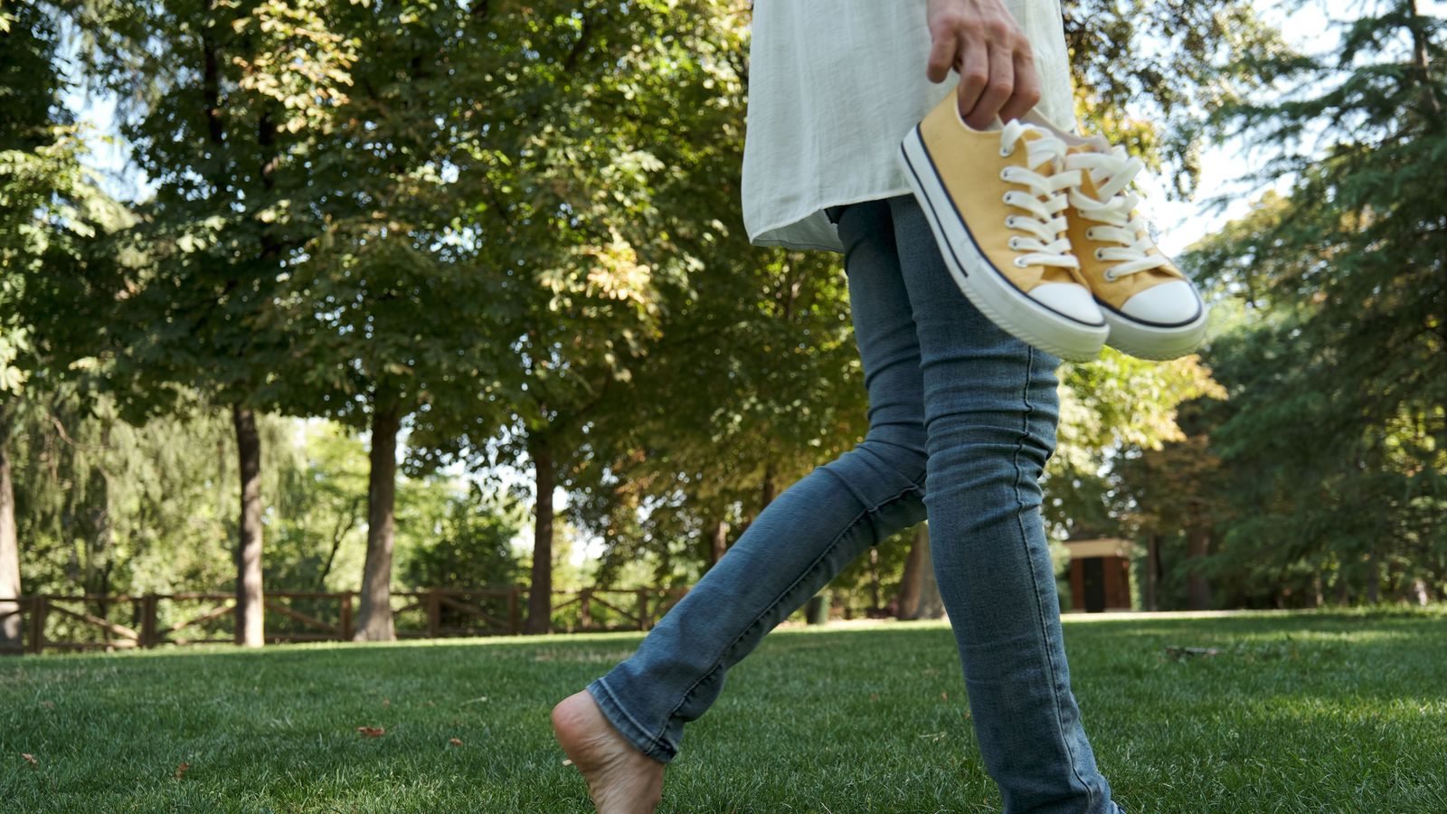 What are the benefits of walking barefoot? | Fit&Well