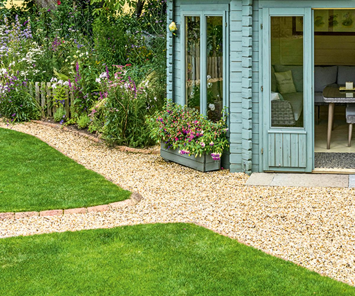 Lawn edging ideas: 11 ways to finish your lawn in style | Homebuilding