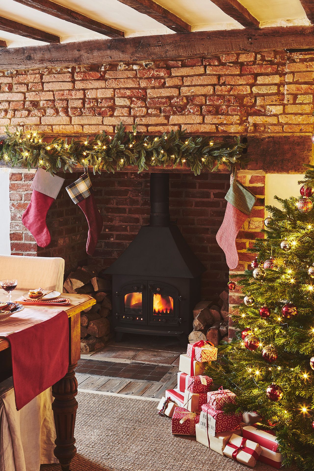 Tour this pretty thatched cottage full of festive treats | Homes and ...