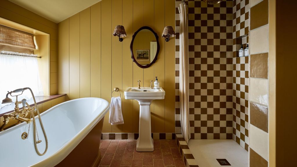 Awkward bathroom shapes: 7 expert solutions for odd layouts | Homes and ...