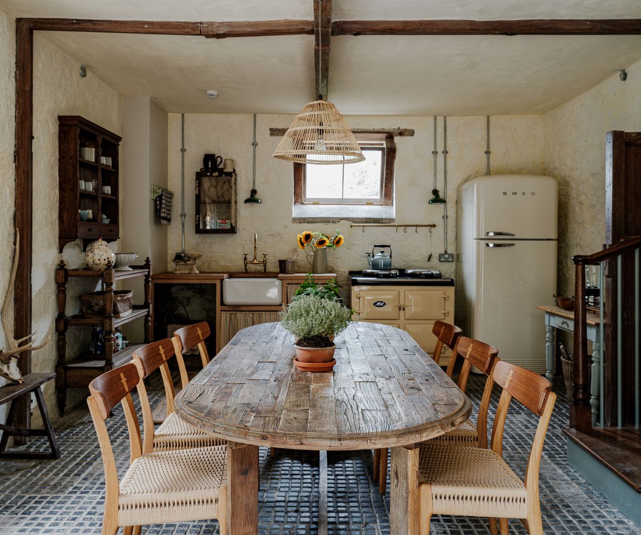How to nail the cozy cottage kitchen aesthetic in any home | Homes and ...