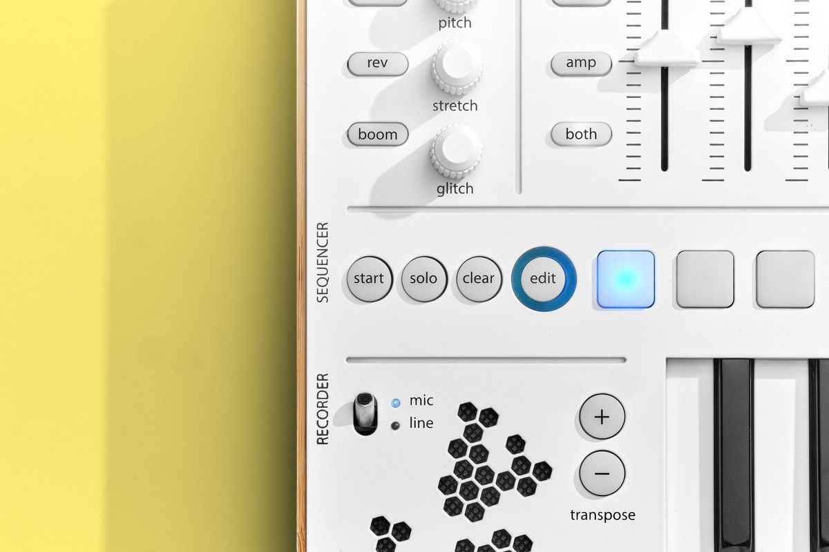 Kiviak Instruments WoFi, a "modern take" on classic keyboard samplers ...