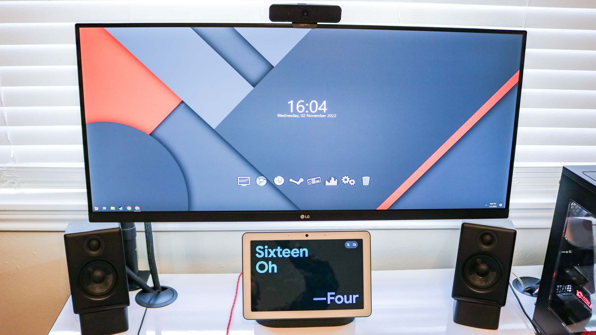 I added a smart display under my monitor and it’s changed the way I ...