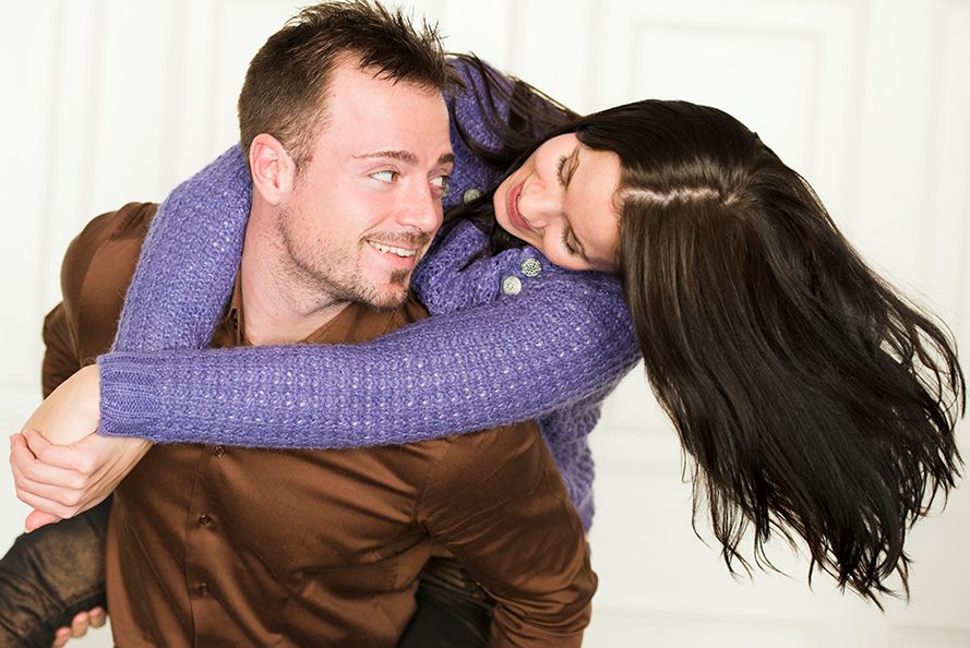 Couple photography tips: poses for portraits of pairs of people ...