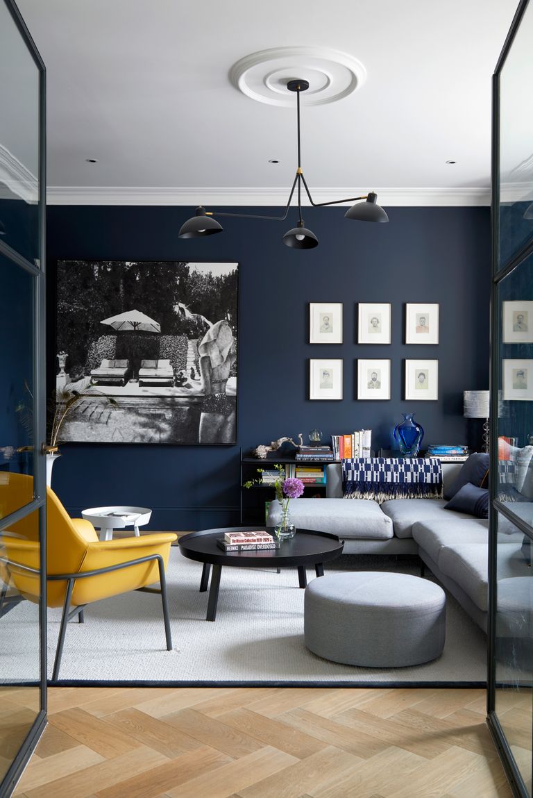 Colors that go with navy blue in a decorating scheme | Livingetc