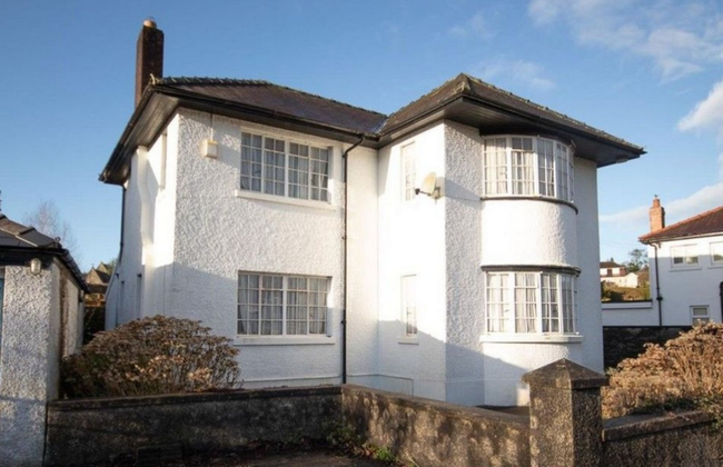This 1930s Arts and Crafts style home is ripe for a renovation project ...