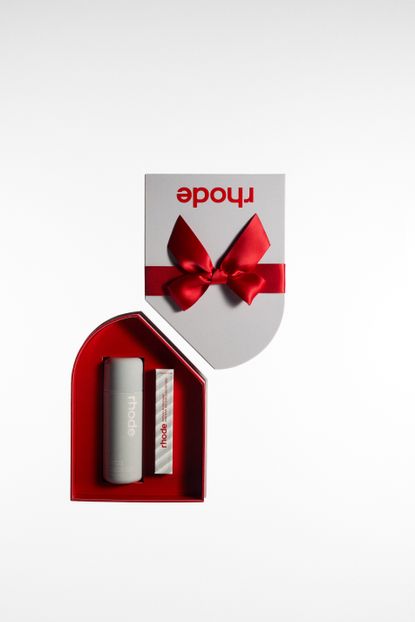 Hailey Bieber Taps Into the Frosty Lip Trend With a Shimmery Peppermint ...