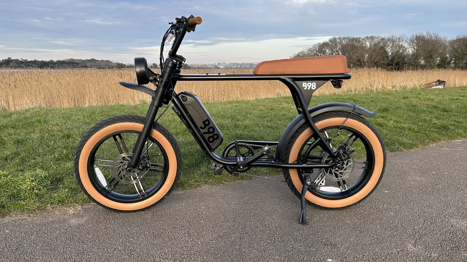 Halfords B98 Electric Hybrid Bike review: big-tyred bruiser with a beefy battery to match | T3