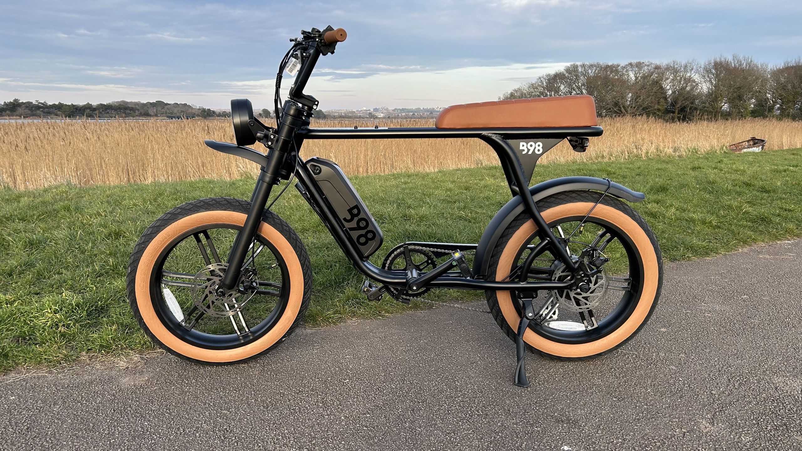 Halfords B98 Electric Hybrid Bike review: big-tyred bruiser with a ...