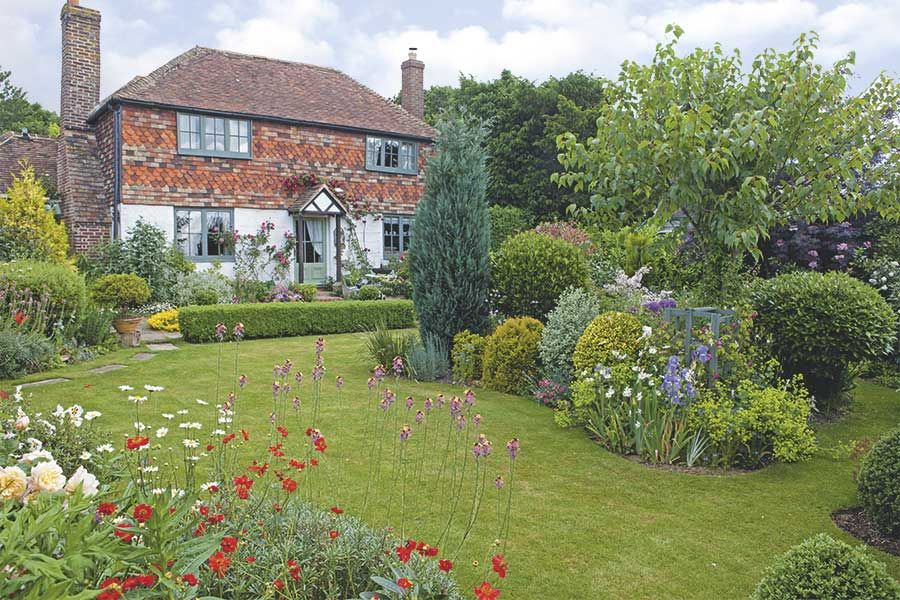 Cottage gardens: how to plan yours and 14 cottage garden ideas | Real Homes