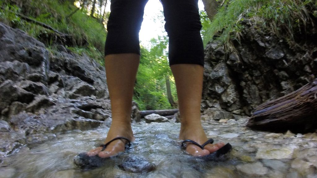 Can you go hiking in flip flops? | Advnture