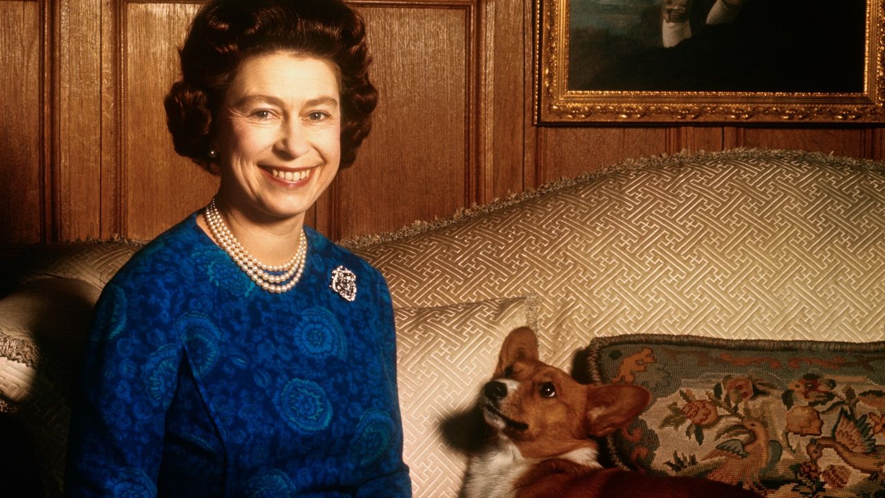 32 candid photos of Queen Elizabeth that show her sense of humour ...
