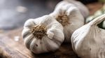 When to fertilize garlic: expert tips for how to feed crops | Homes and ...
