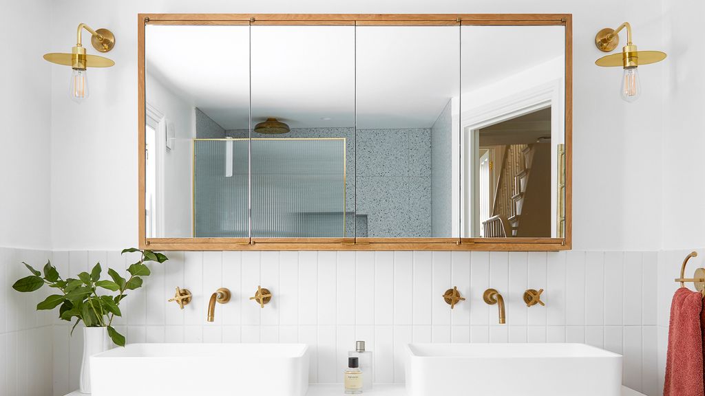4 secrets to perfecting the mirror in a small bathroom | Livingetc
