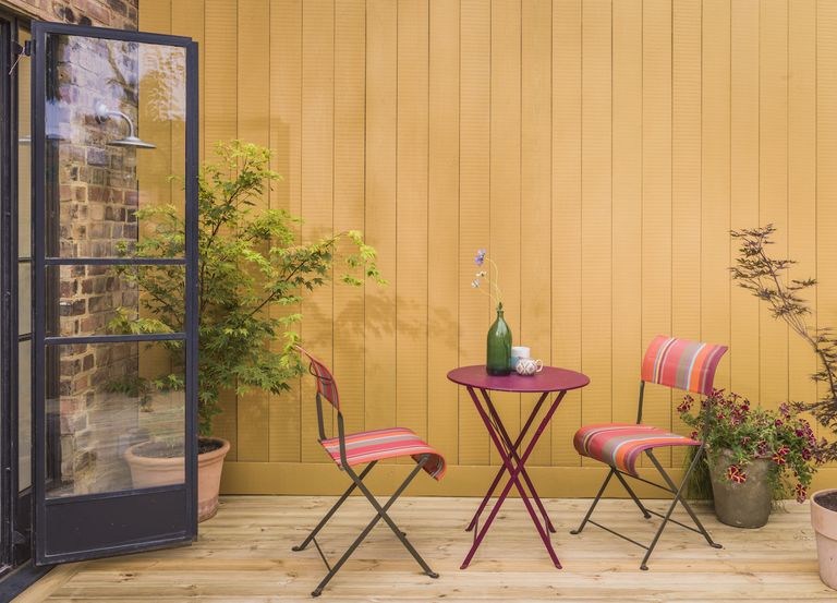 Wood Fence Color Ideas — 5 Gorgeous Tones | Livingetc