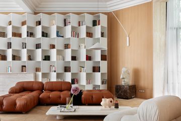 10 living rooms where open shelving is the hero | Livingetc
