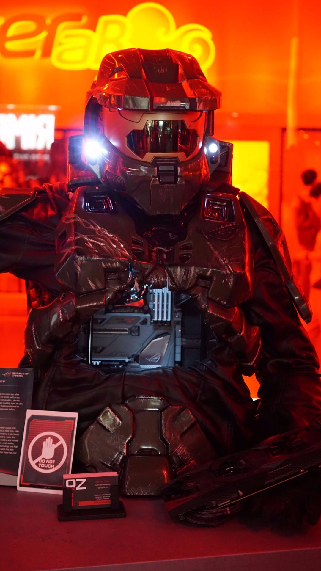 This case mod is built inside the gaping chest cavity of Master Chief ...