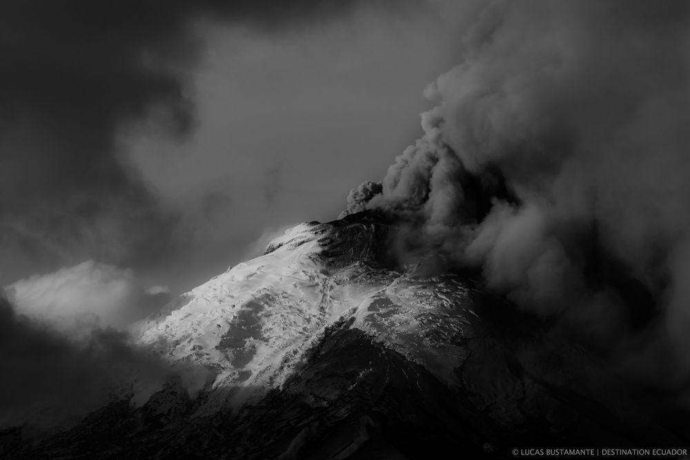 Unforgettable Images Capture Volcano Rumbling to Life | Live Science