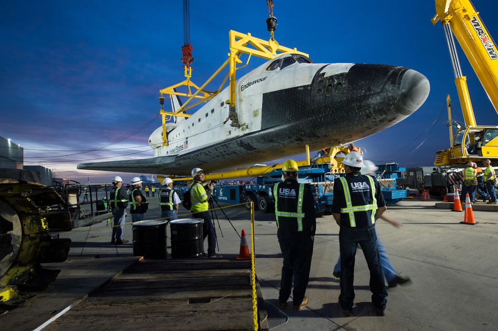 Shuttle Endeavour Hoisted Off Jumbo Jet In Los Angeles | Space