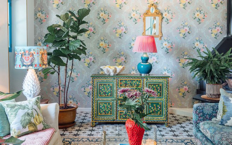 5 Rooms With Vintage Style Wallpapers That Show This Is The Wall ...