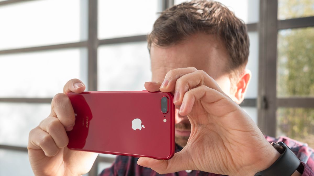 15 Product Red iPhone 8 and iPhone 8 Plus photos: Apple's new bold ...