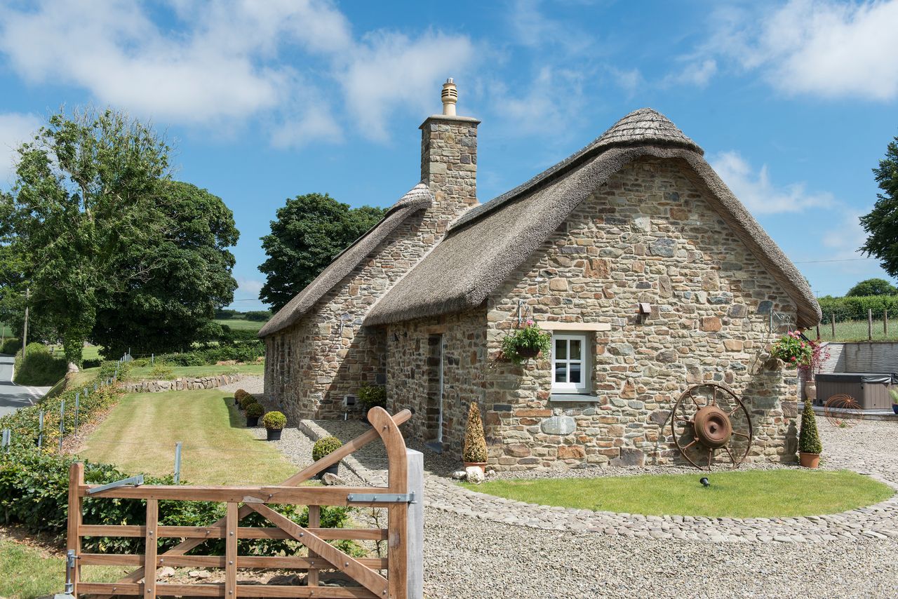 Real home: a thatched Welsh long house extended and updated for modern ...