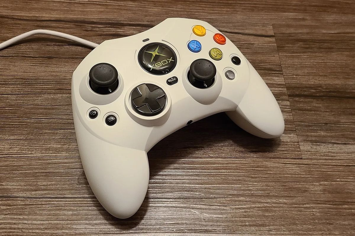 Hyperkin revives an old-school Xbox controller for modern Xbox consoles ...