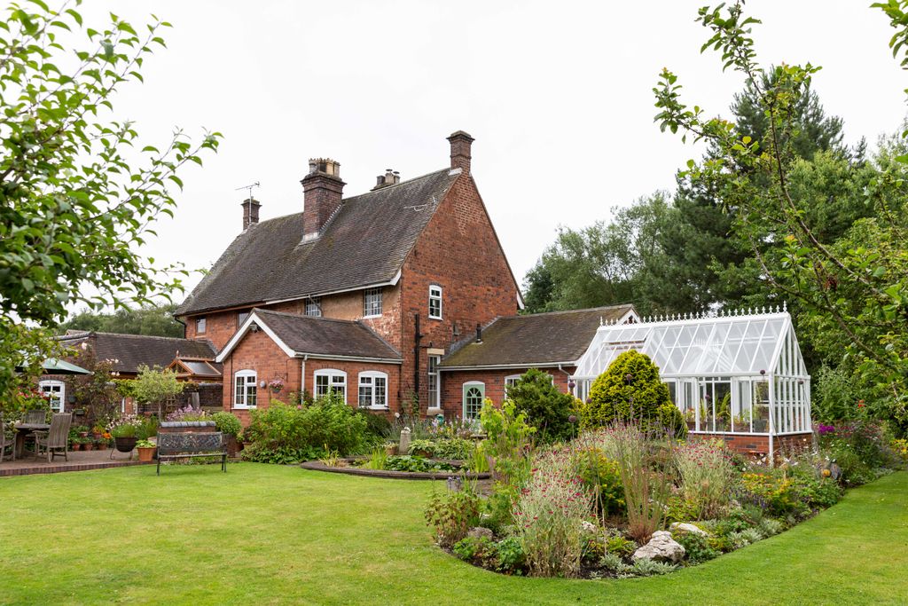 Real home: explore this William Morris-inspired canalside home | Real Homes