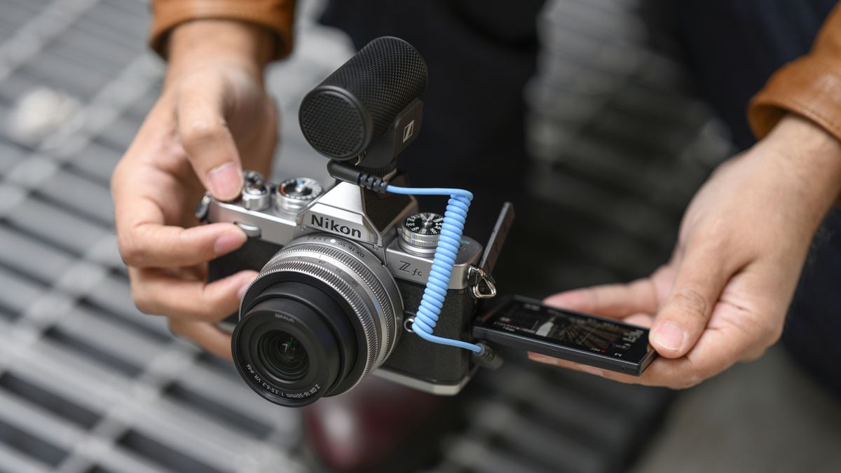 DSLR beats mirrorless!!! I just recommended a Nikon D7500 DSLR camera ...