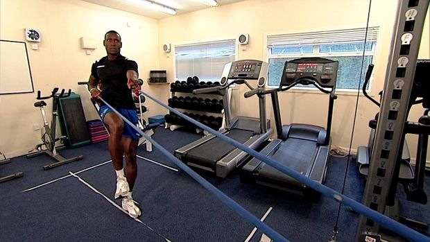 Single arm/single leg row | FourFourTwo