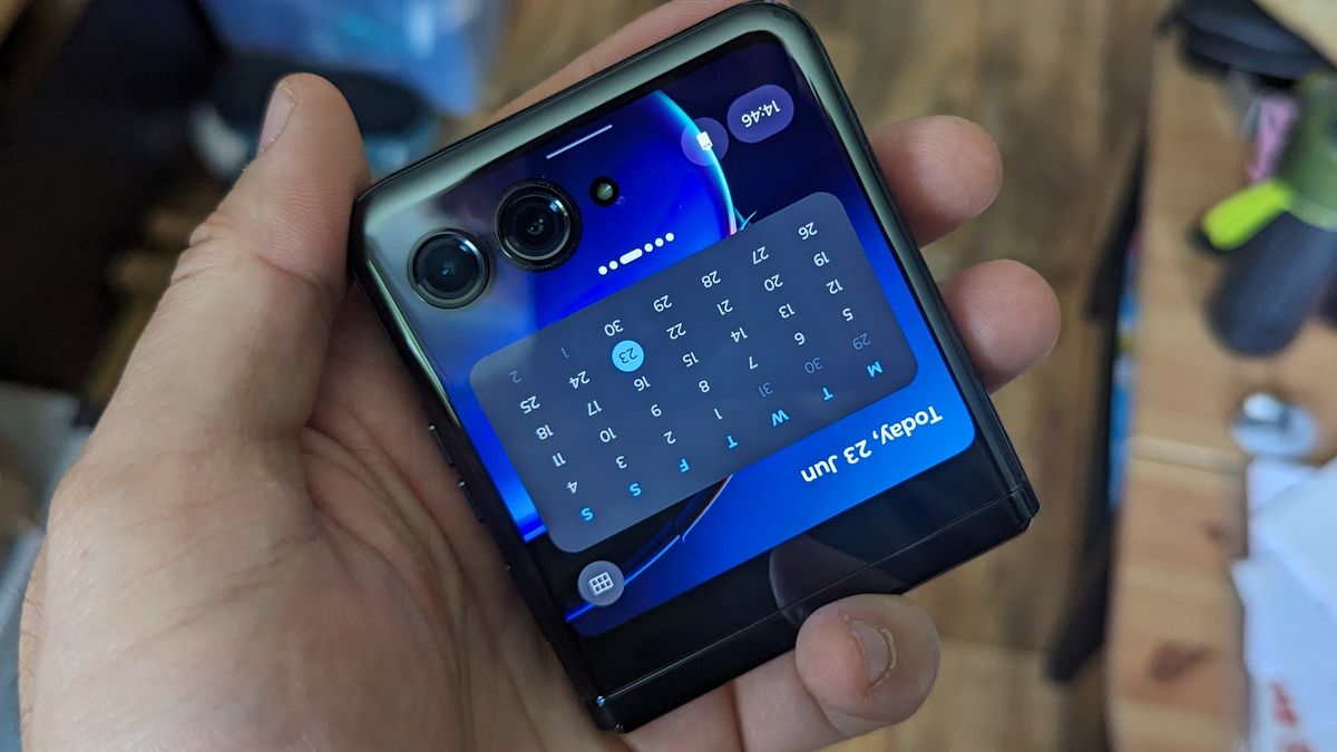 I tried to replace my phone with the Motorola Razr+'s cover display ...