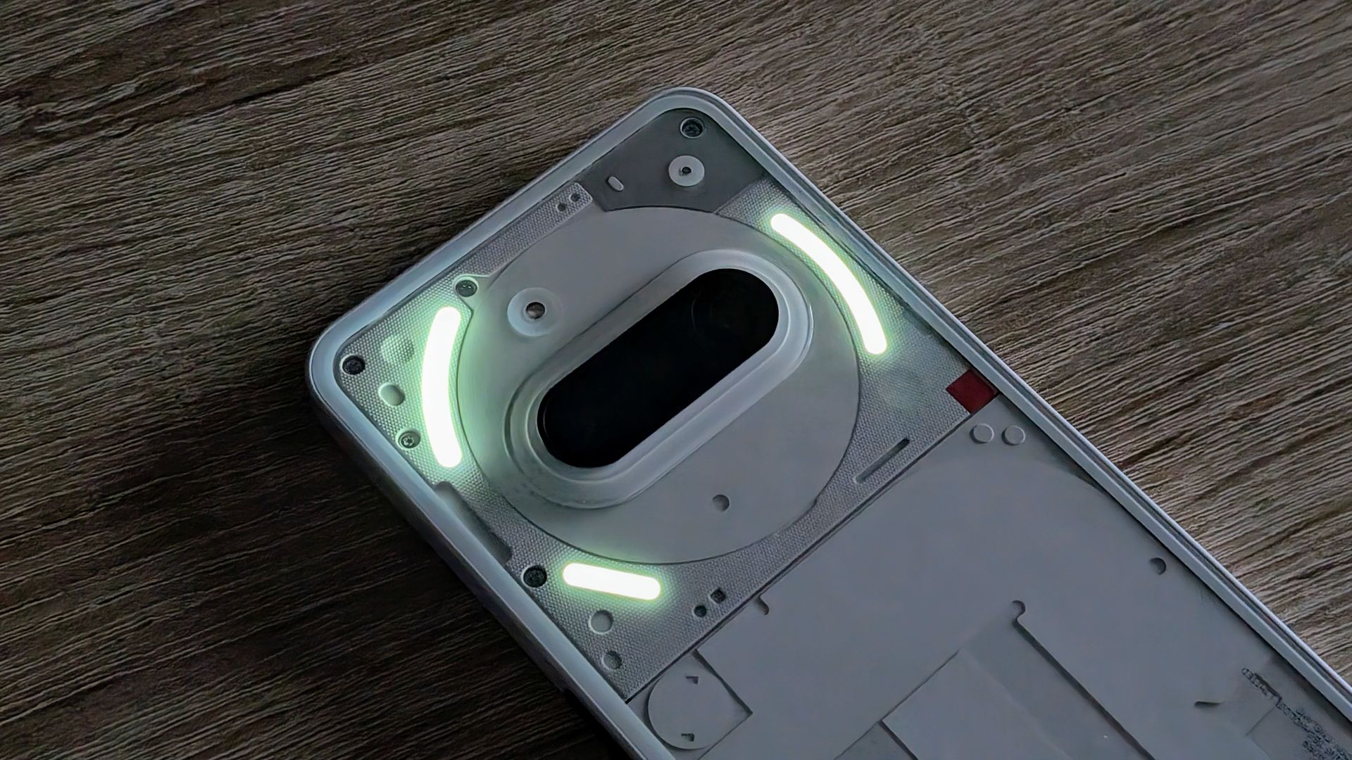 Nothing Phone 3 si mostra nel primo teaser ufficiale: addio ai LED sul ...