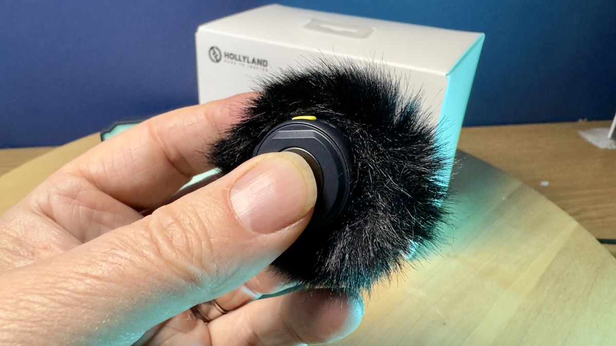 Hollyland Lark M2 Wireless Lavalier Mic Combo Kit review | Digital ...